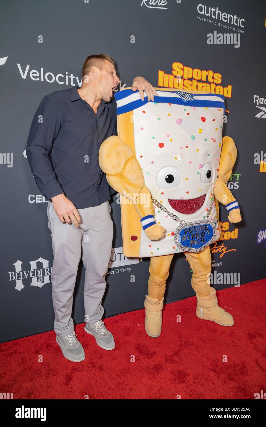 Rob Gronkowski (aka Gronk) and Slammin Strawberry Pop Tart Mascot ...