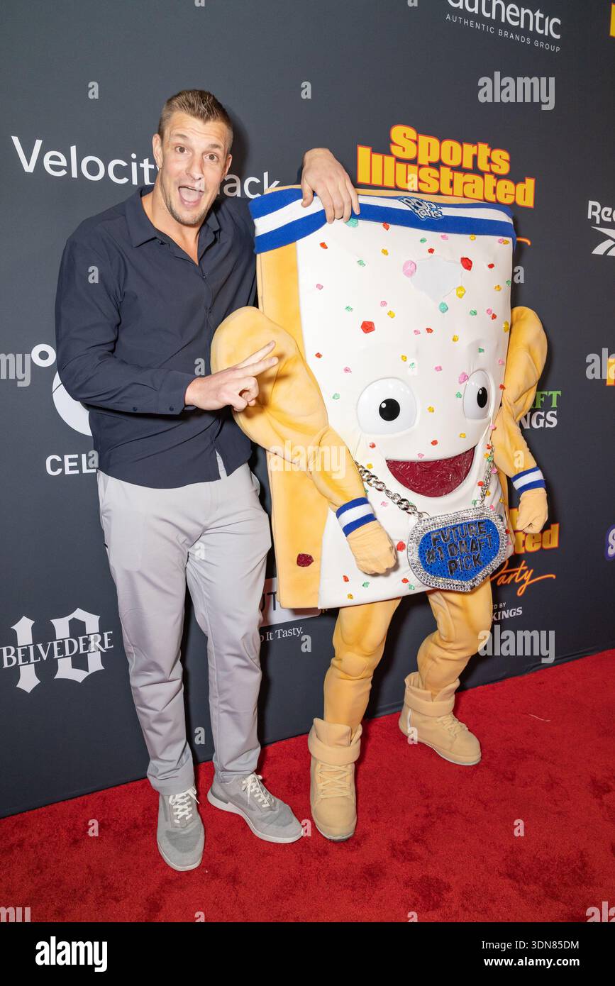 Rob Gronkowski (aka Gronk) and Slammin Strawberry Pop Tart Mascot ...