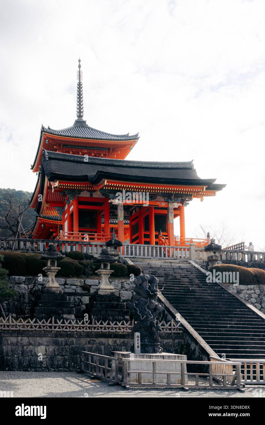 Stone steps japanese garden hi-res stock photography and images - Alamy