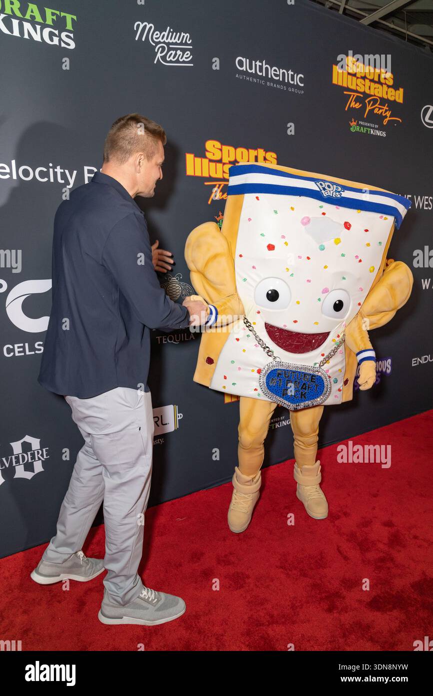 Rob Gronkowski (aka Gronk) and Slammin Strawberry Pop Tart Mascot ...
