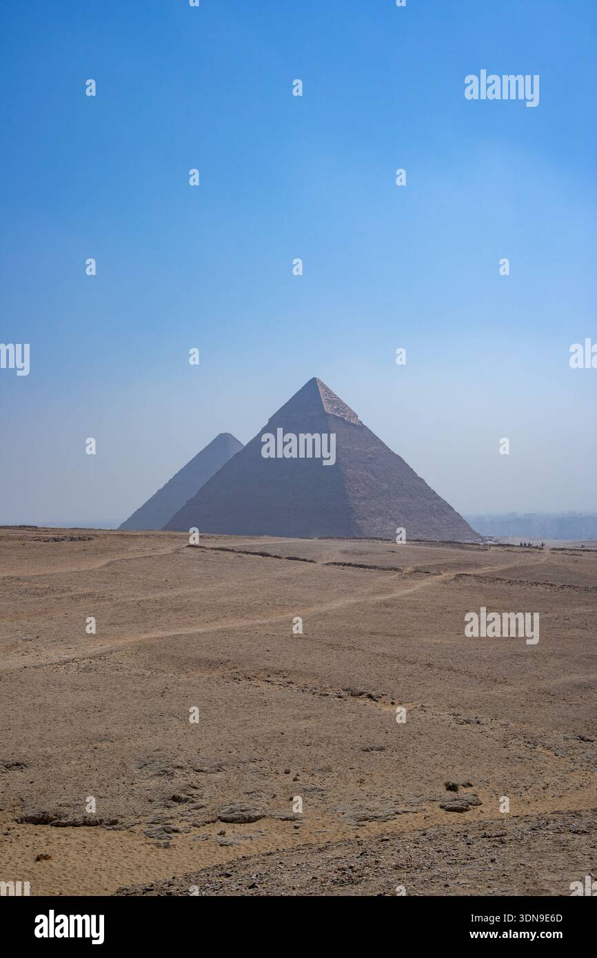 Pyramids giza blue sky hi-res stock photography and images - Alamy