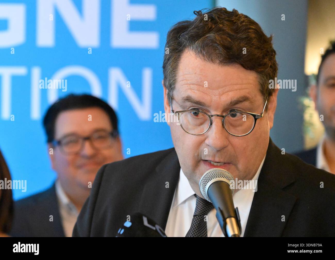 Bernard Drainville lance sa campagne à la direction de la CAQ à Lévis ...