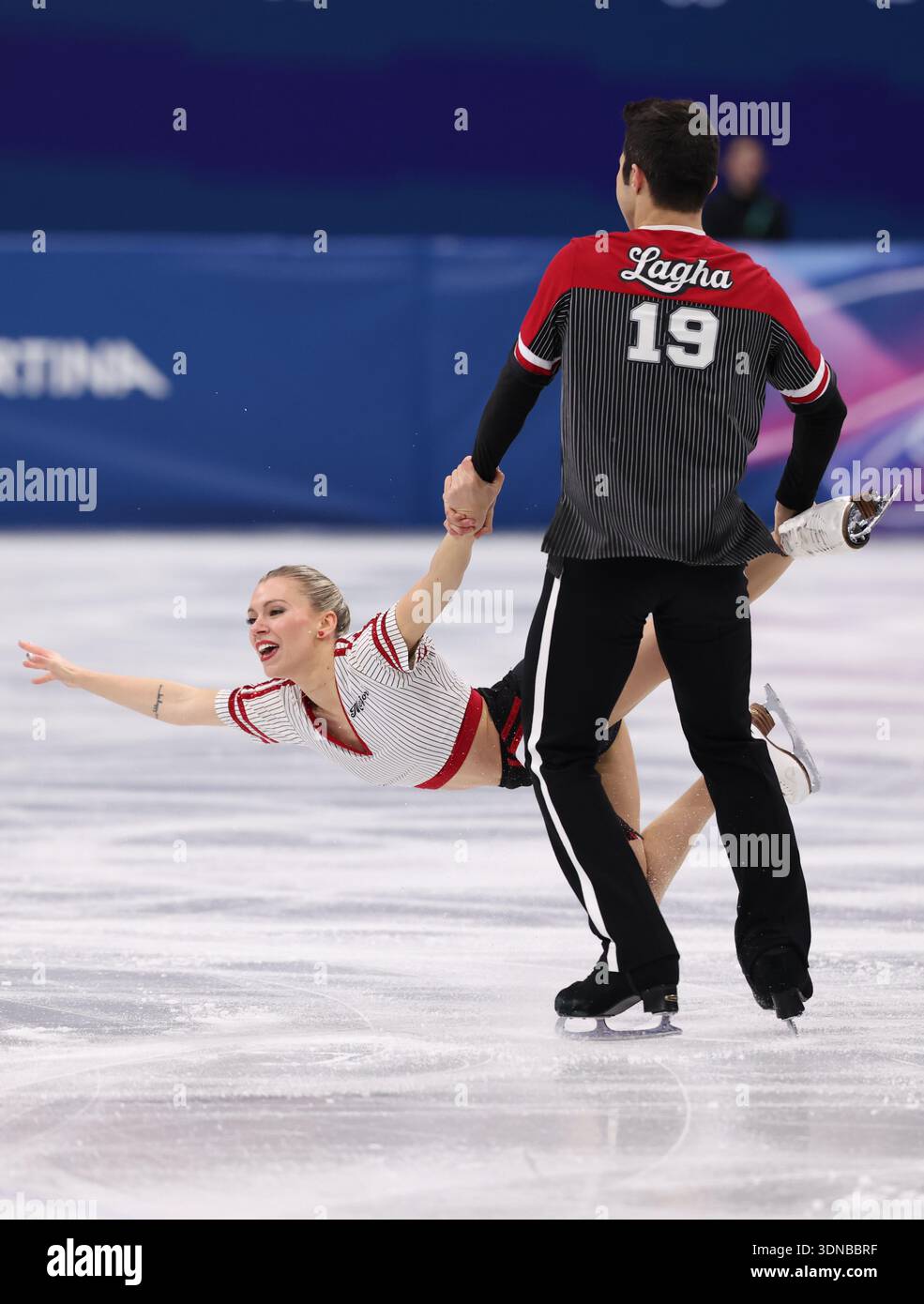 (260210) -- MILAN, Feb. 10, 2026 (Xinhua) -- Marjorie Lajoie (L ...