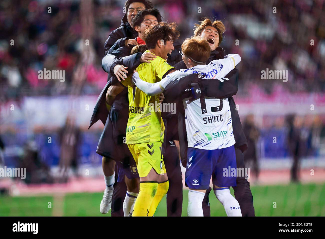 Gamba Osaka players celebrate after winning the penalty shoot-out ...