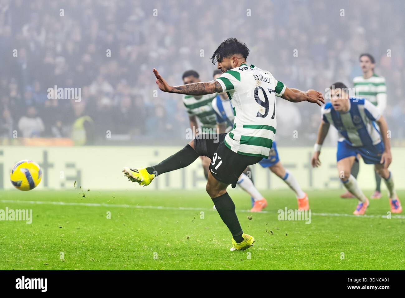 Luis Suárez of Sporting scores a penalty 1-1 during the Portuguese ...