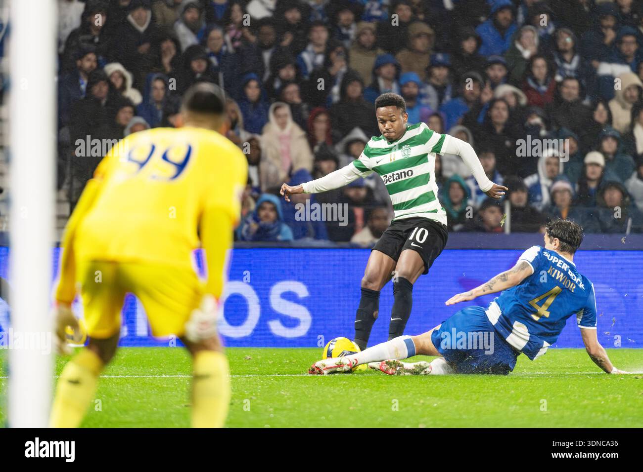 Geny Catamo of Sporting and Jakub Kiwior of Porto during the Portuguese ...