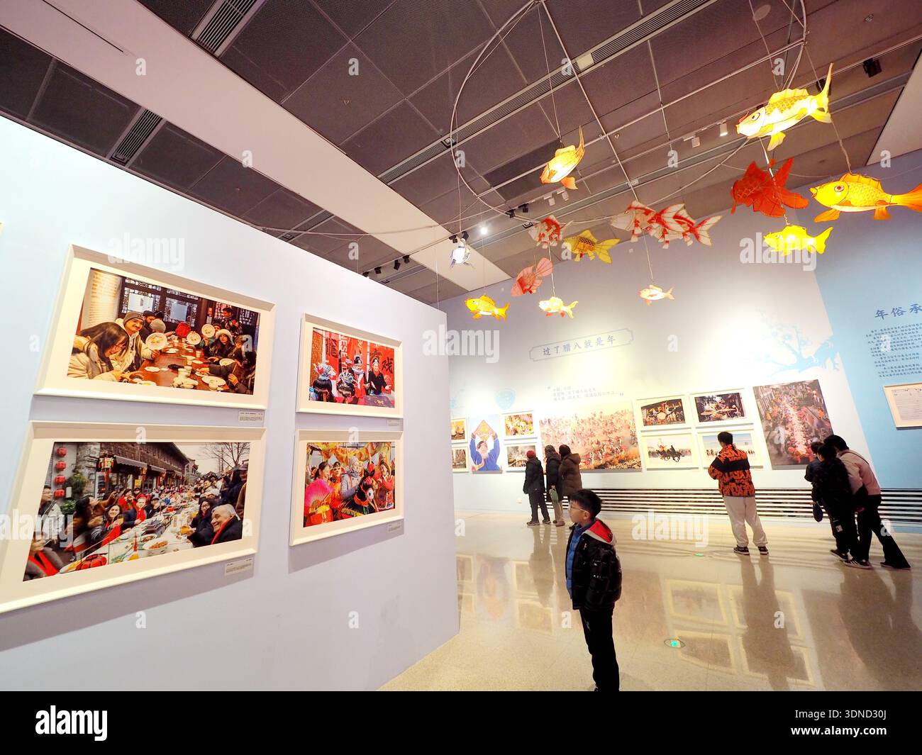 People visit the 'Chinese New Year - Spring Festival Photography ...