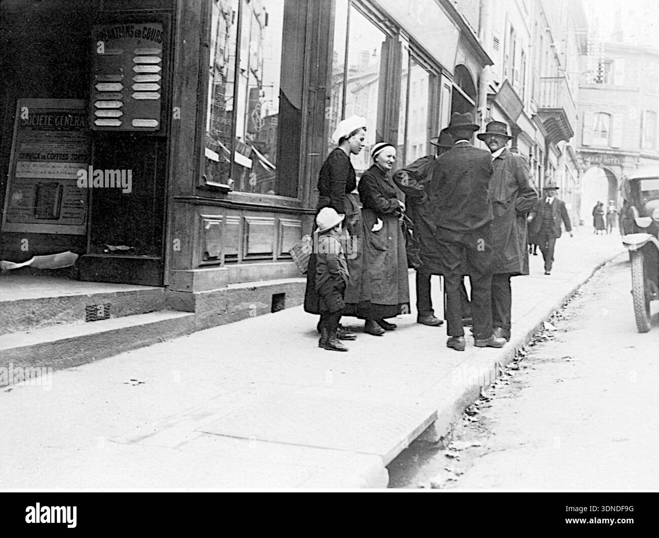 Group children gathers outside hi-res stock photography and images - Alamy