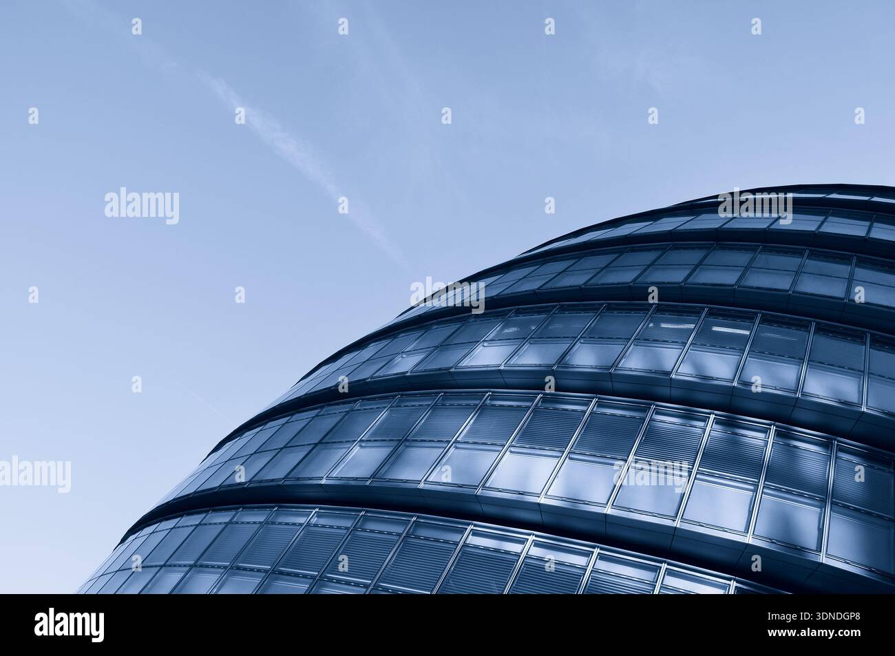 Curved glass facade modern skyscraper hi-res stock photography and ...