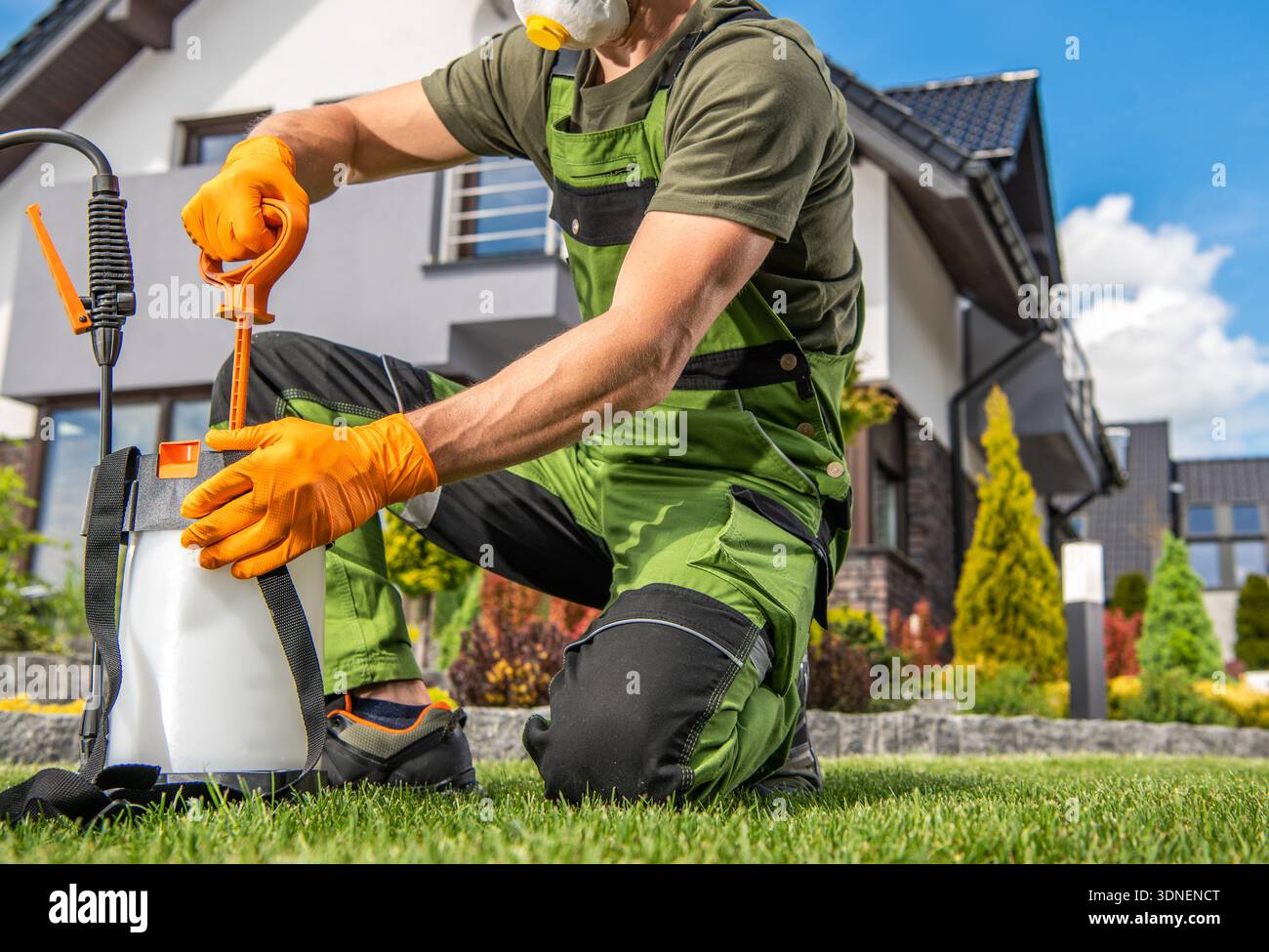 Gardener getting ready spray hi-res stock photography and images - Alamy