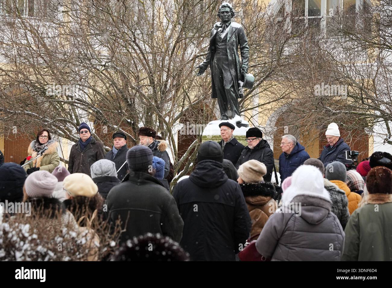 People gather to mark the 189th anniversary of the death of Alexander ...