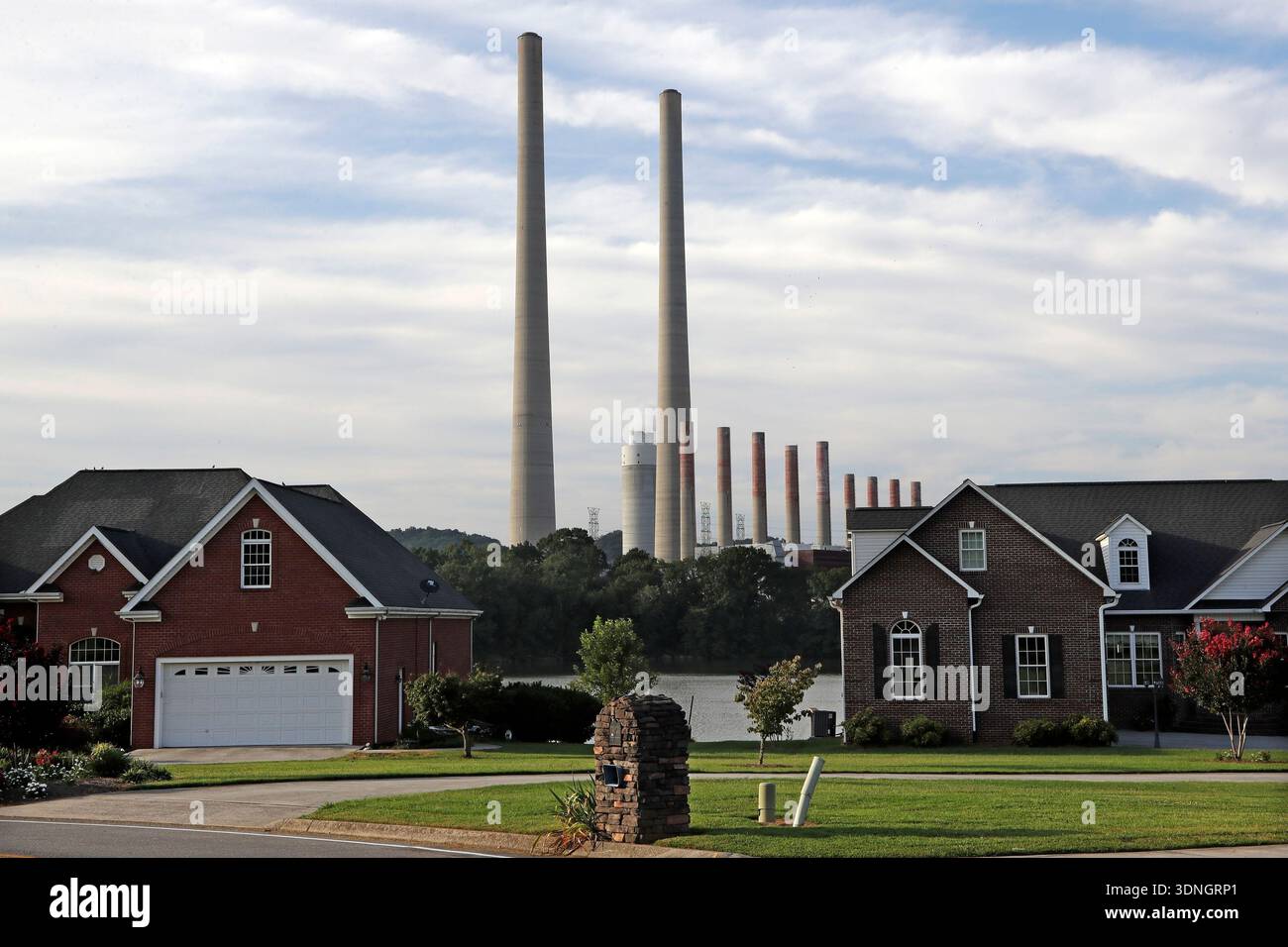 FILE - The Kingston Fossil Plant smokestacks rise above the trees ...