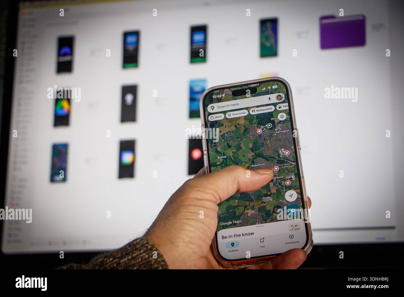 Exploring maps hand hi-res stock photography and images - Alamy