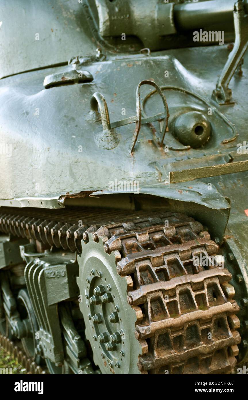 Caterpillar track on tank hi-res stock photography and images - Alamy