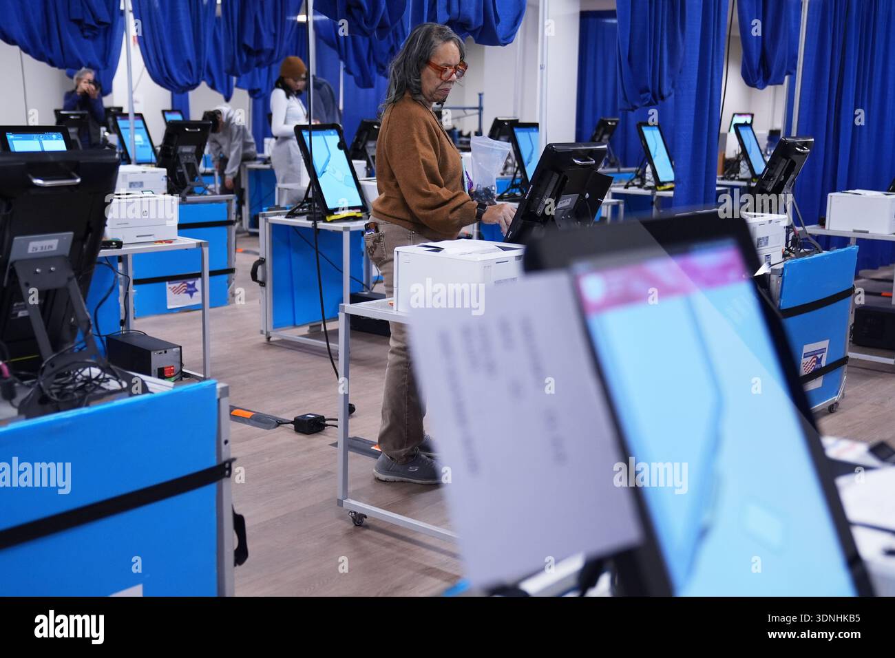 Election Voting Official Debra Mikell checks a touchscreen voting ...