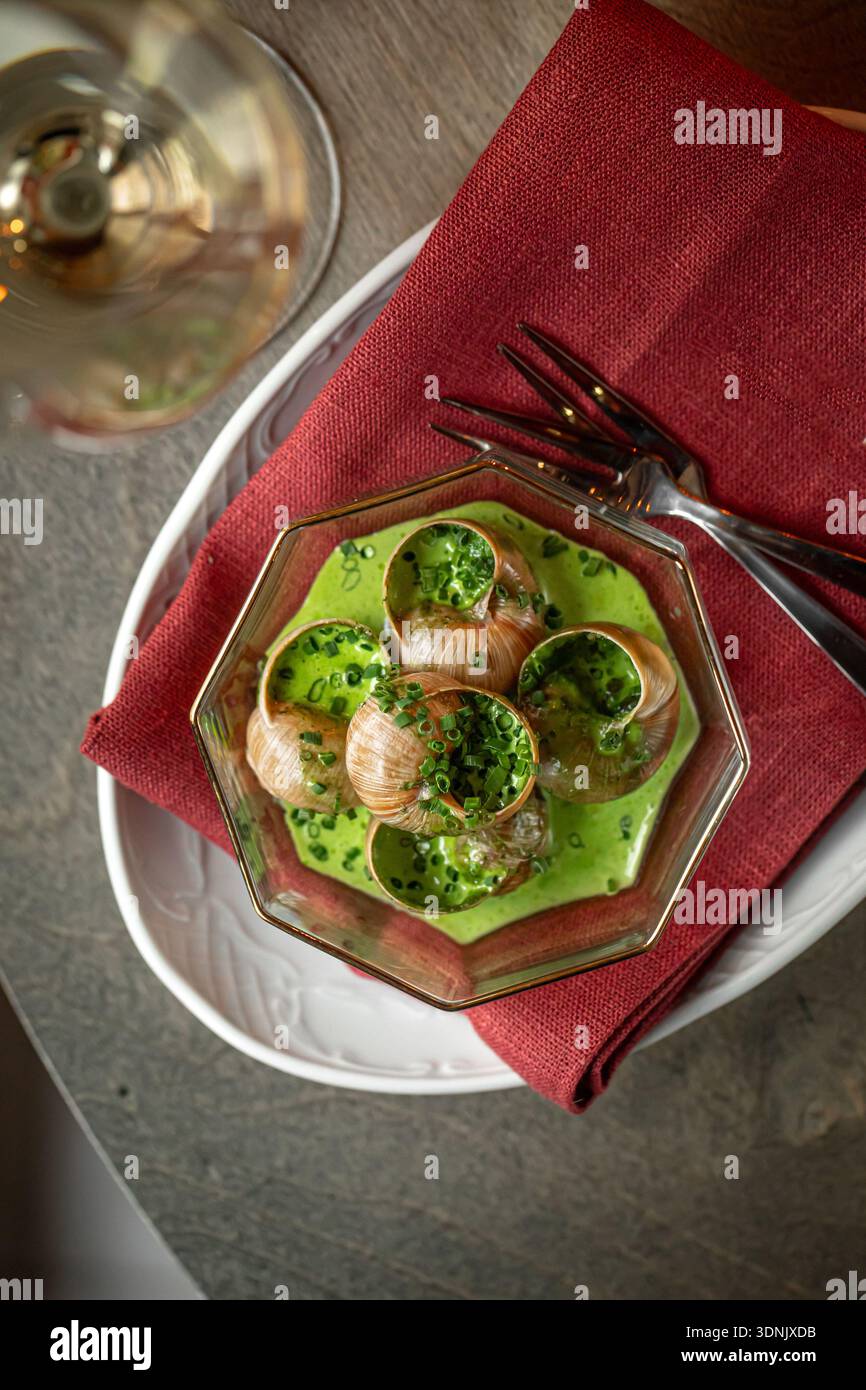 Escargot snails with garlic herb butter Stock Photo - Alamy