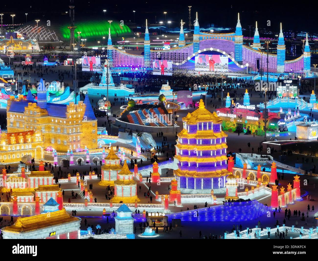 Ice sculptures and lights blend perfectly at Harbin Ice and Snow World ...