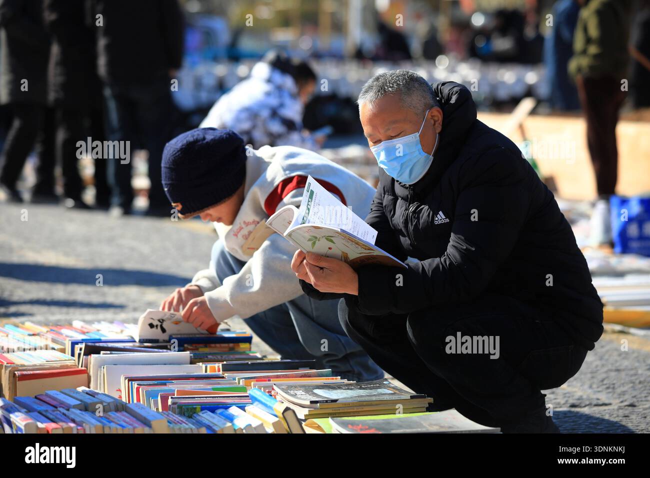 People select and read books at a second-hand book market in Huai'an ...
