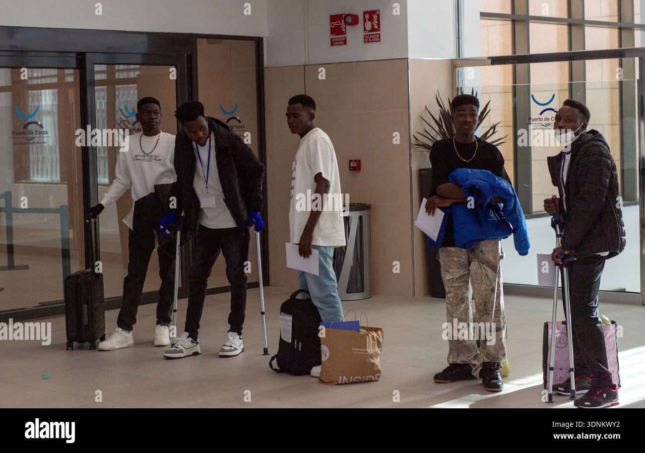 Extraordinary departure of migrants from the CETI of Ceuta to decongest ...