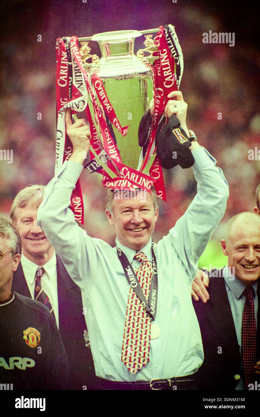 Sir alex ferguson victorious pose hi-res stock photography and images ...