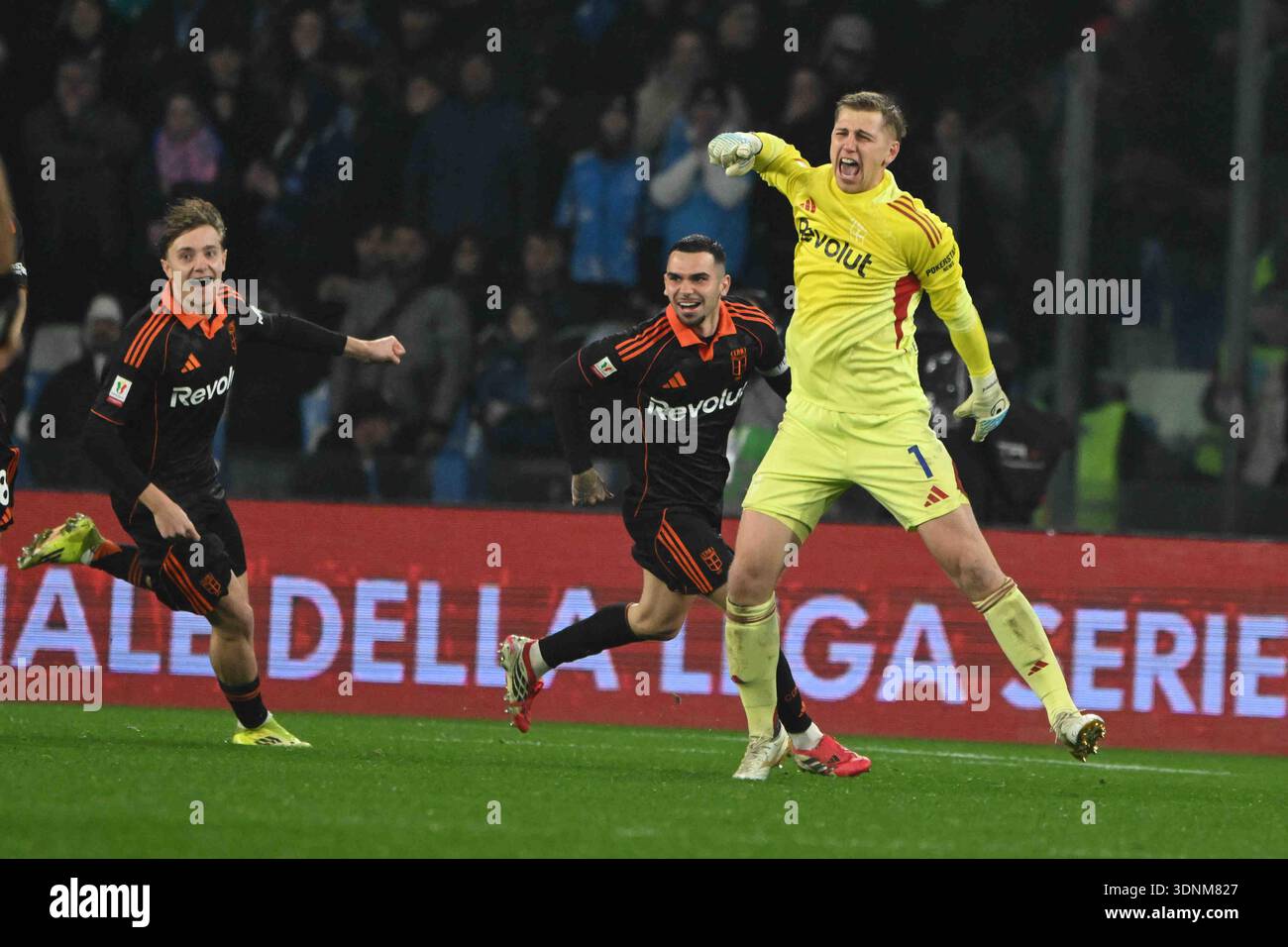 Jean Butez of Como 1907 celebrates the saved penalty during the Italian ...
