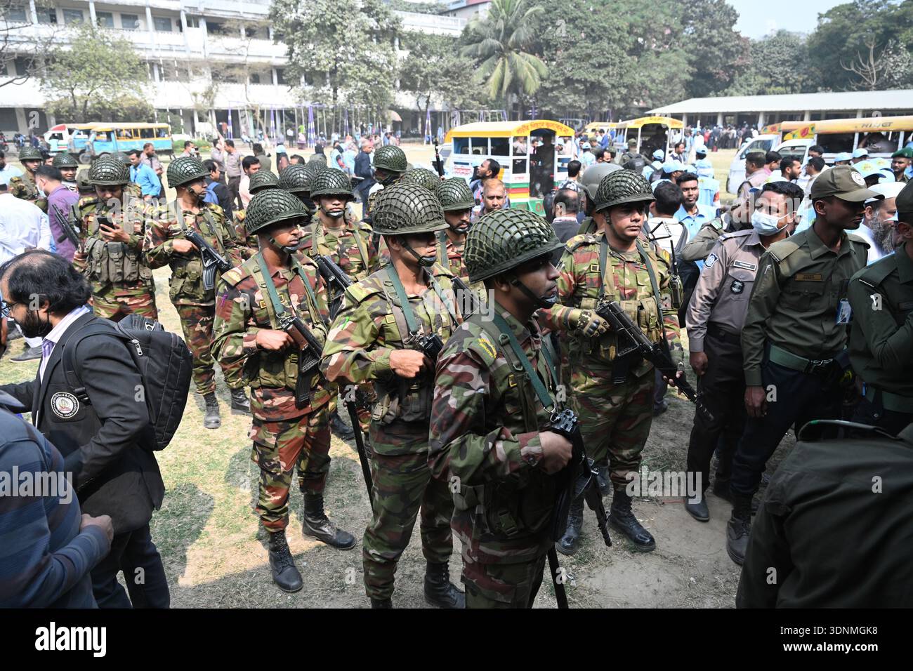 Bangladesh Army personnel stand guard at polling stations in Dhaka ...
