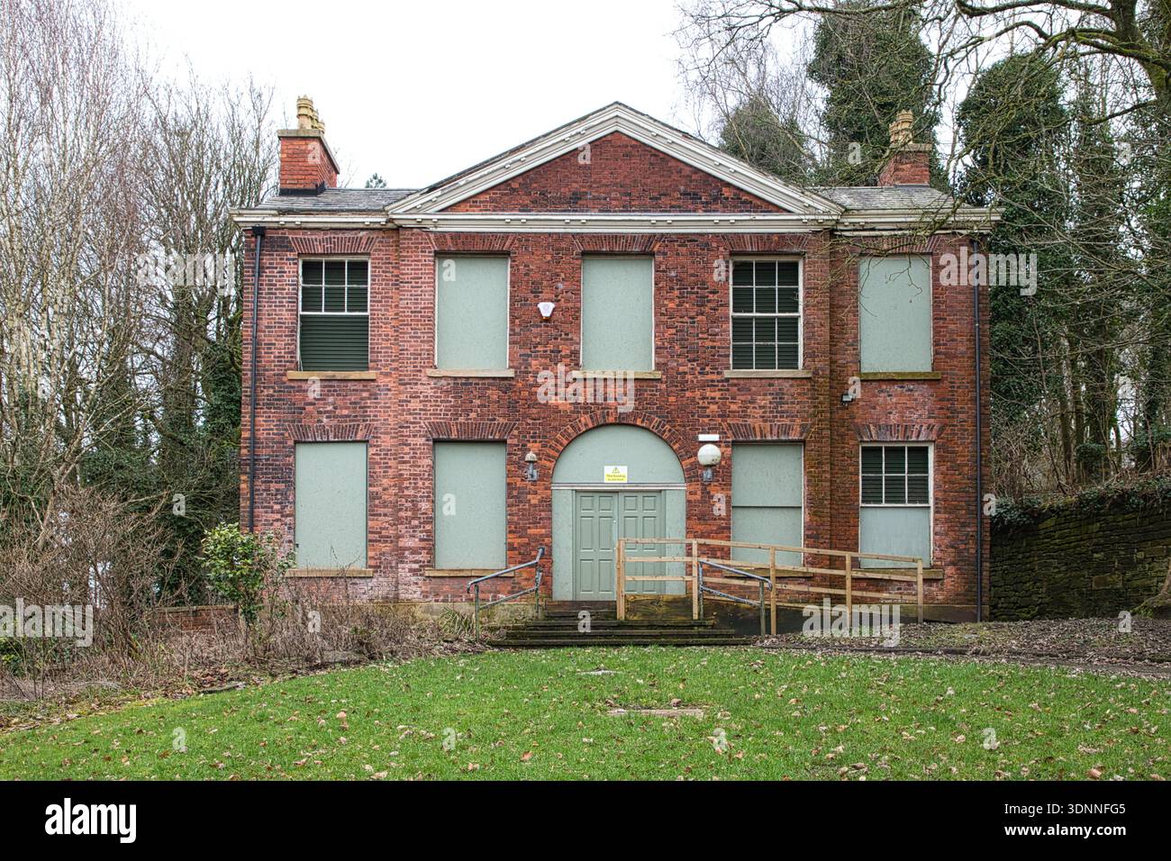 House boarded up windows hi-res stock photography and images - Alamy