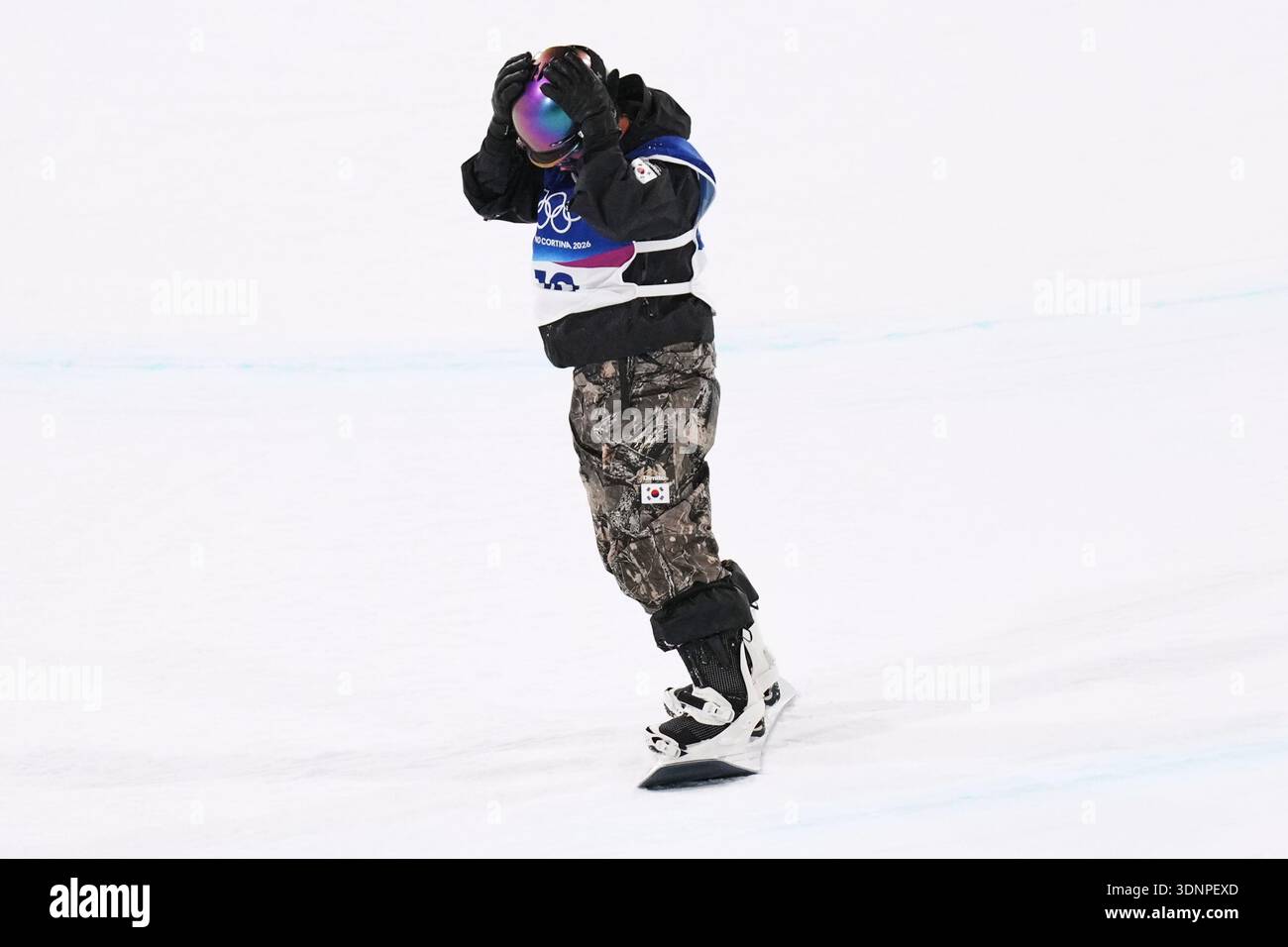 South Korea's Kim Geon-hui reacts after falling during the men's ...