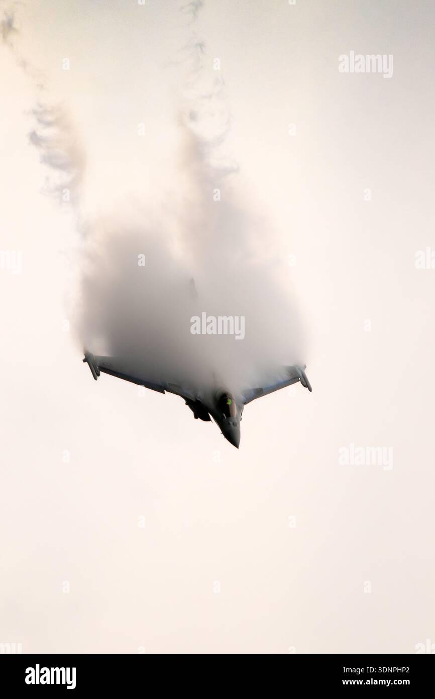 Fighter aircraft maneuvering hi-res stock photography and images - Alamy