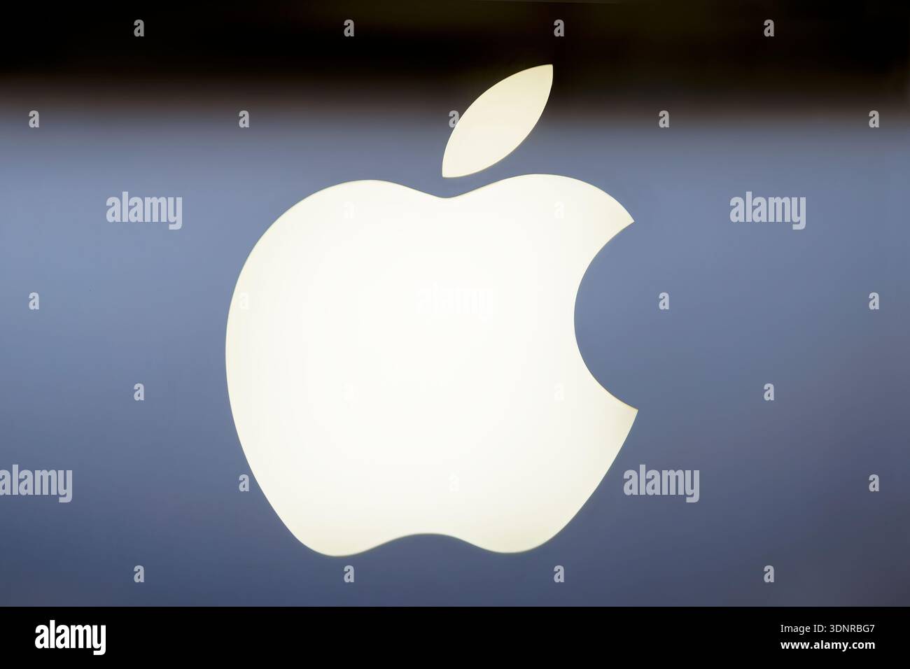 Apple logo lit hi-res stock photography and images - Alamy