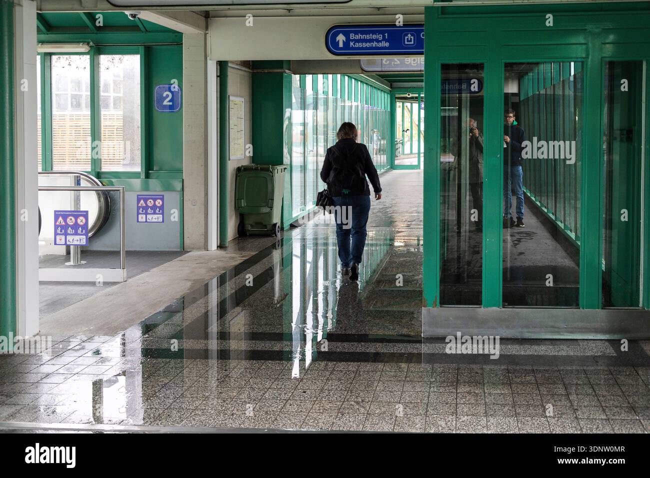 Wassereintritt am Bahnhof in Bregenz, Vorarlberg, Österreich // Water ...
