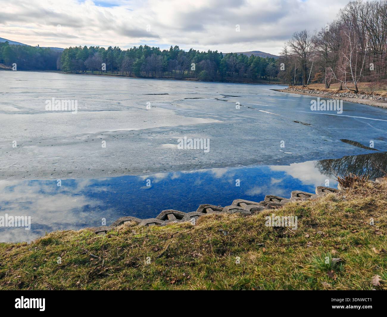 Melting pond ice hi-res stock photography and images - Alamy