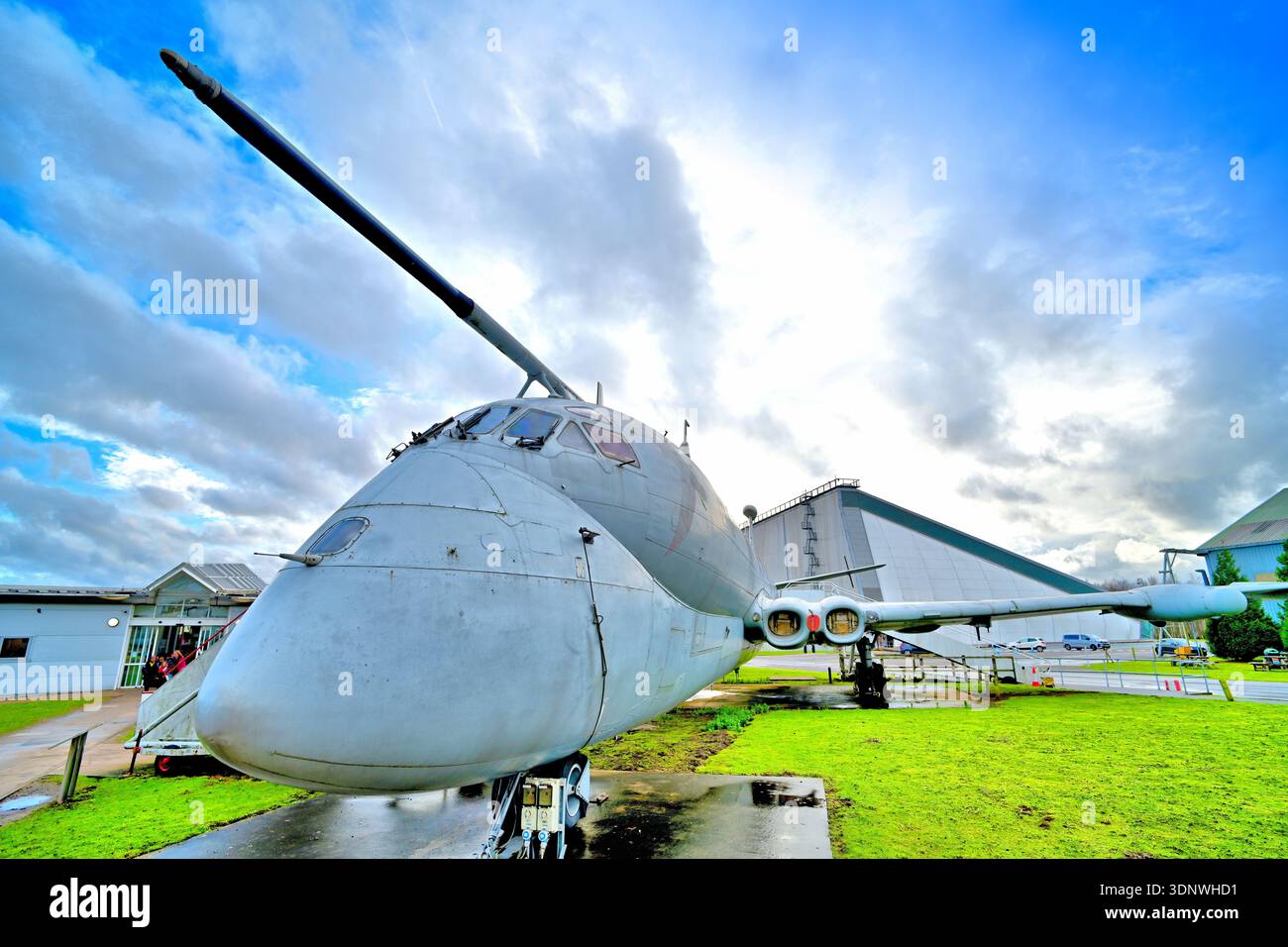 Aircraft radar nose cloud hi-res stock photography and images - Alamy