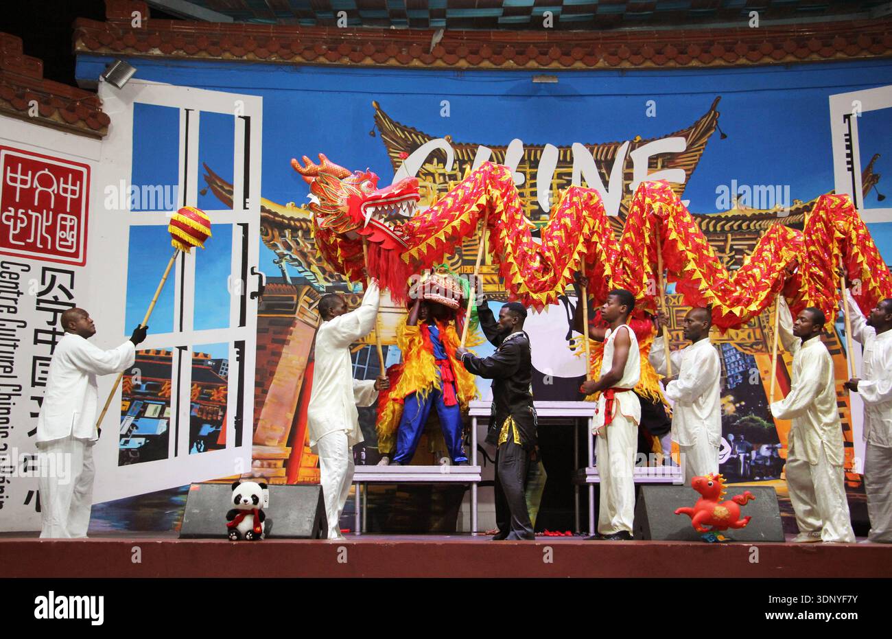 (260212) -- COTONOU, Feb. 12, 2026 (Xinhua) -- Artists stage a dragon ...
