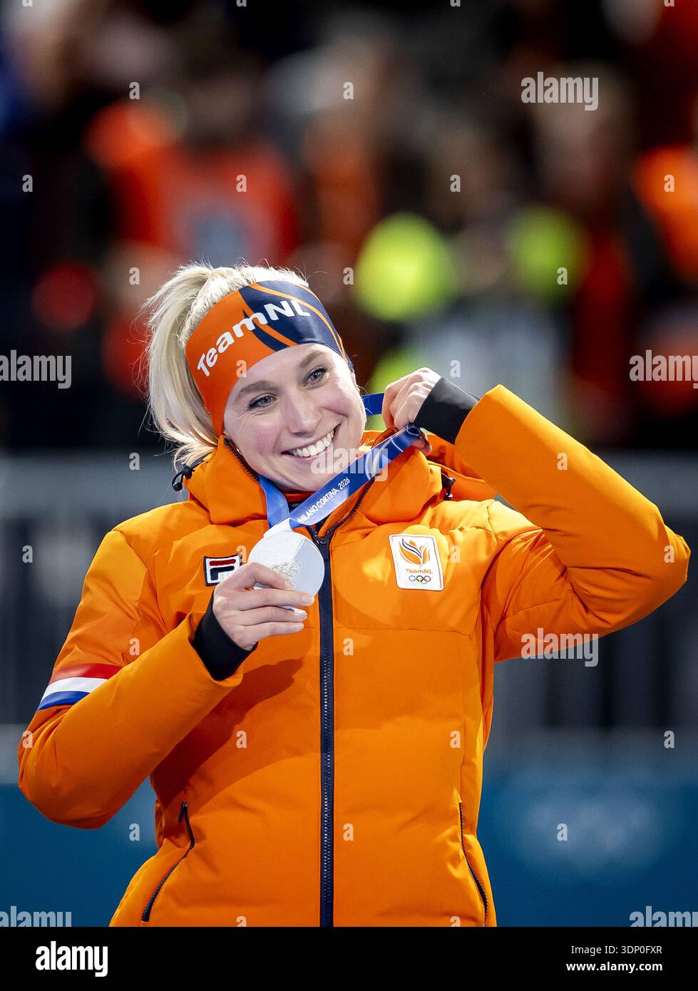 MILAN - Merel Conijn during the medal ceremony for the 5,000 meters in ...