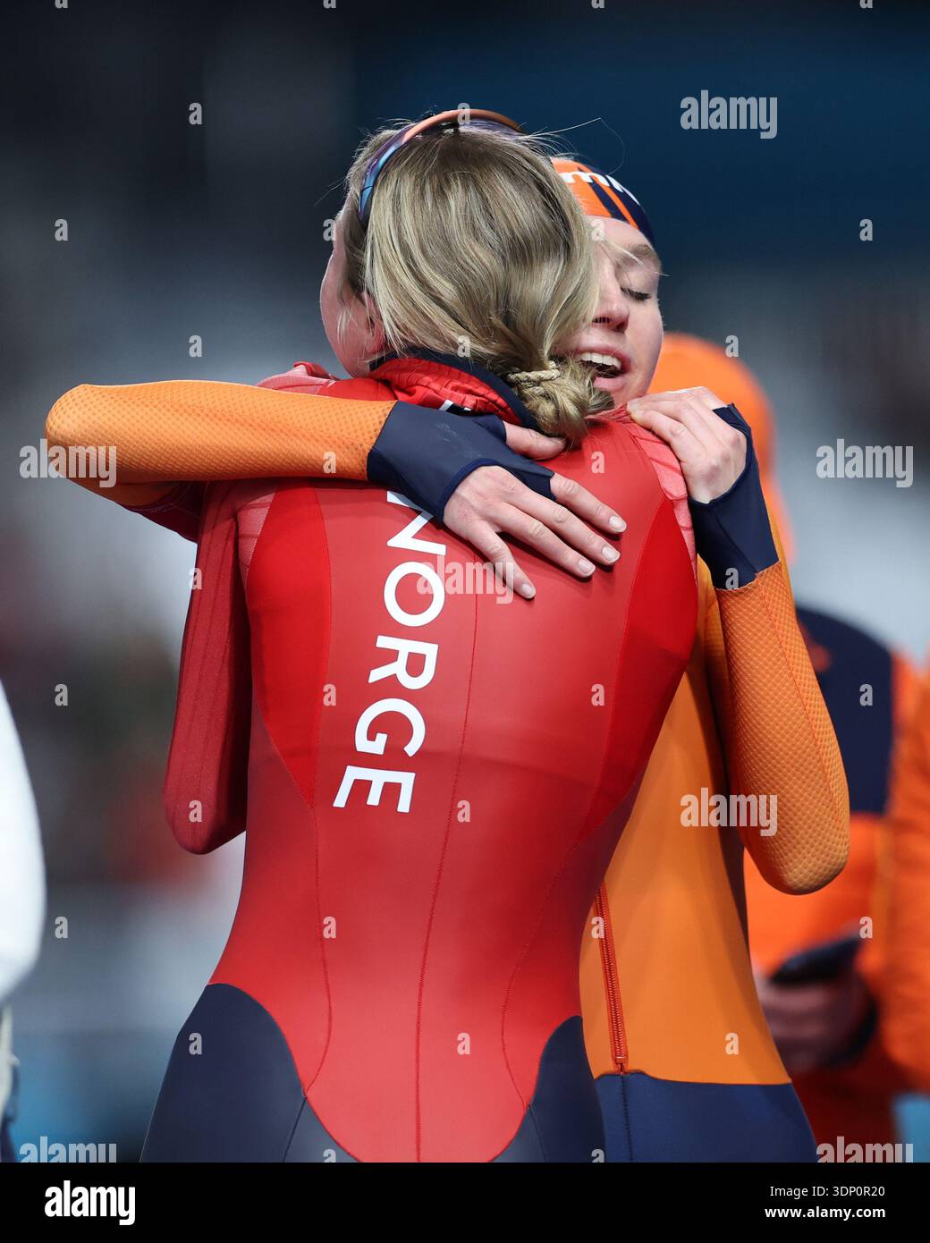 (260212) -- MILAN, Feb. 12, 2026 (Xinhua) -- Merel Conijn (back) of the ...