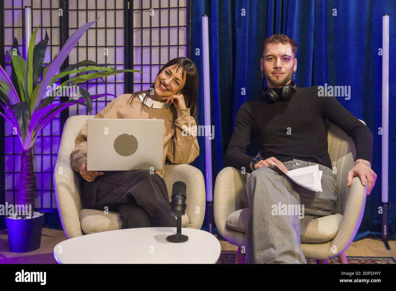 Two content creators man woman hi-res stock photography and images - Alamy
