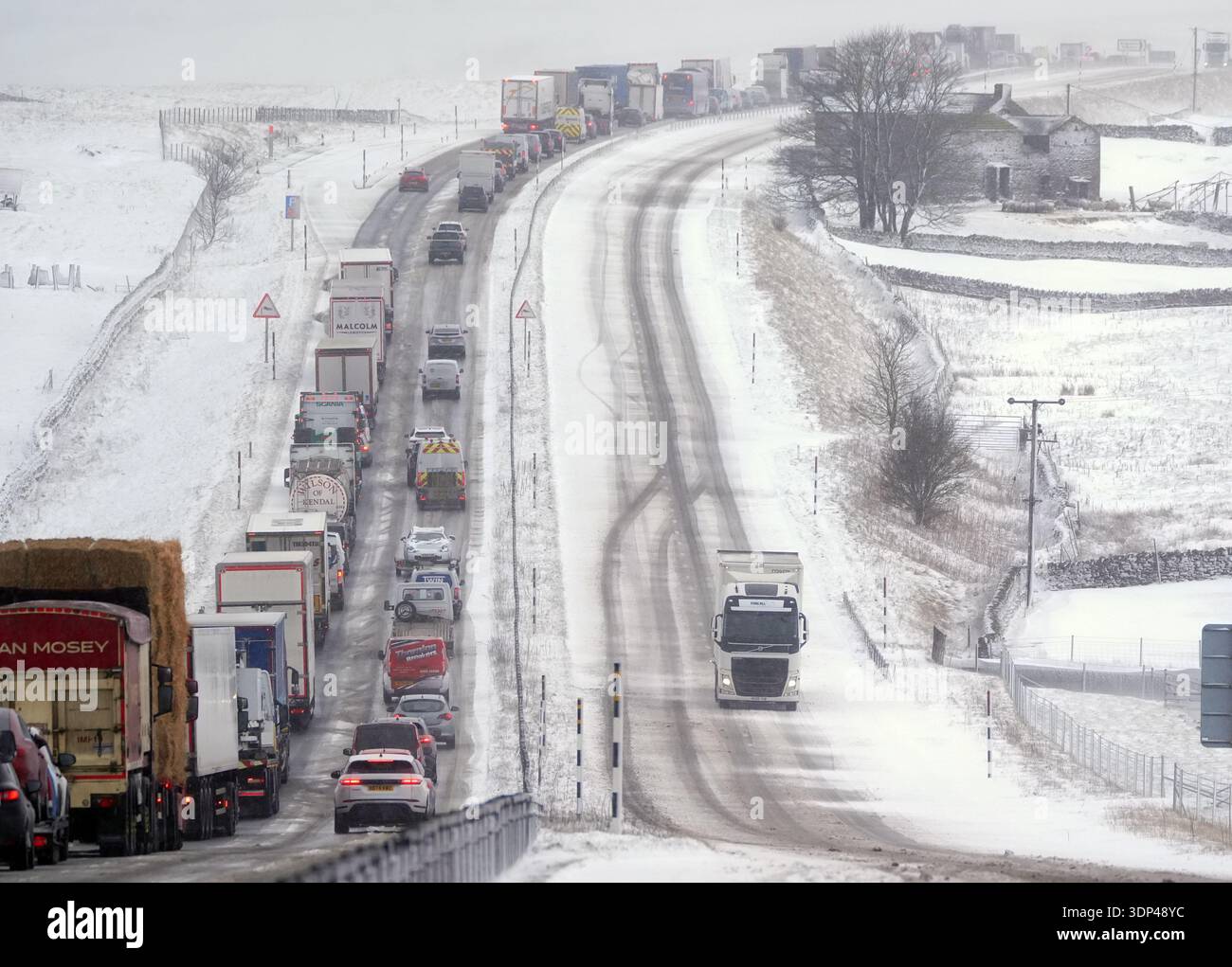 Heavy traffic in the snowy conditions on the A66 near stainmore in ...