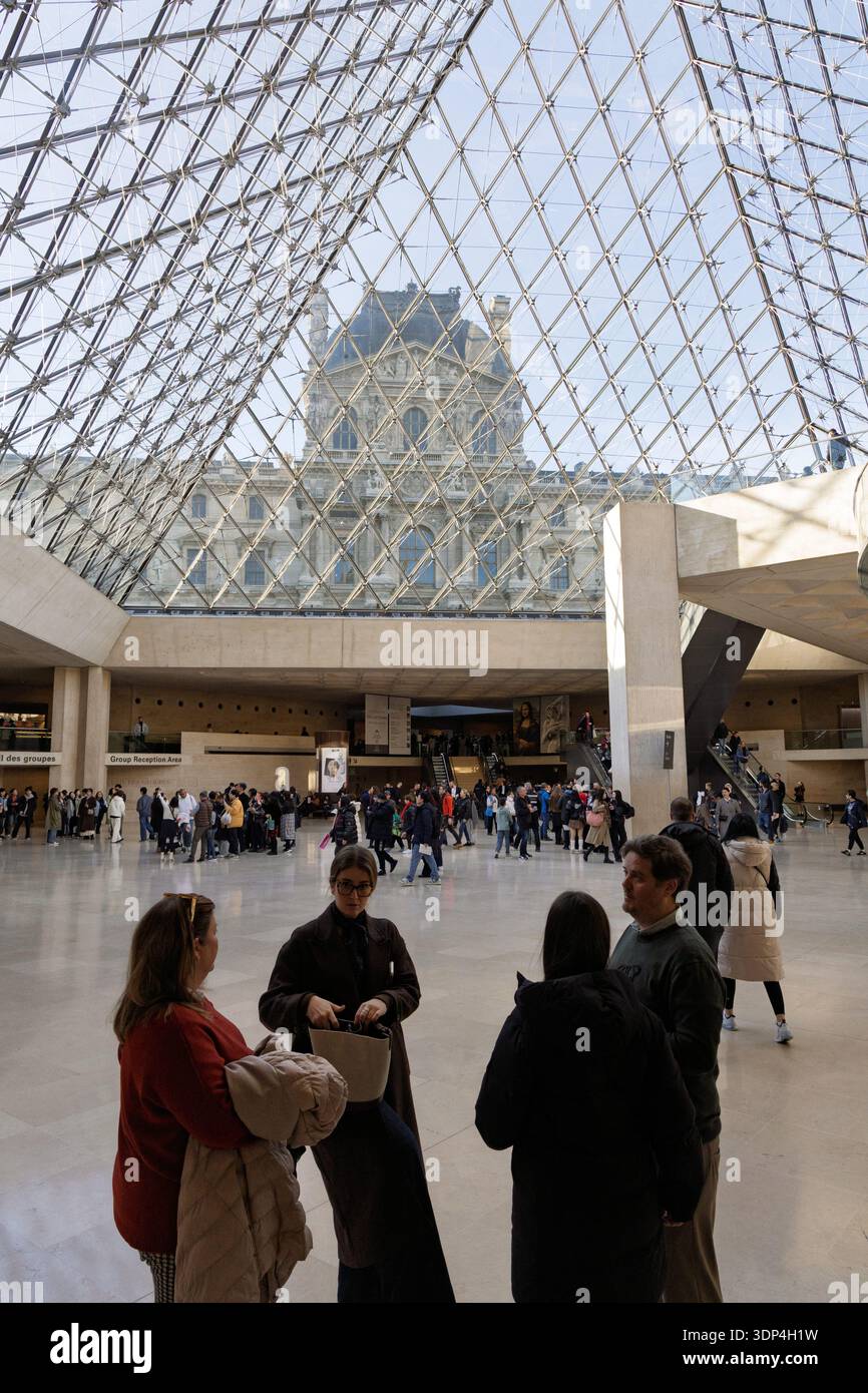 France, Paris (75) : touristes dans le hall du musee du Louvre sous la ...