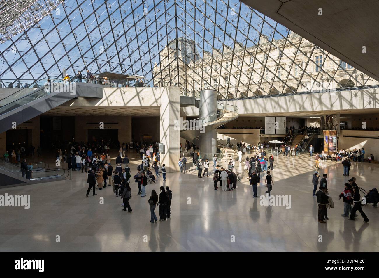 France, Paris (75) : touristes dans le hall du musee du Louvre sous la ...
