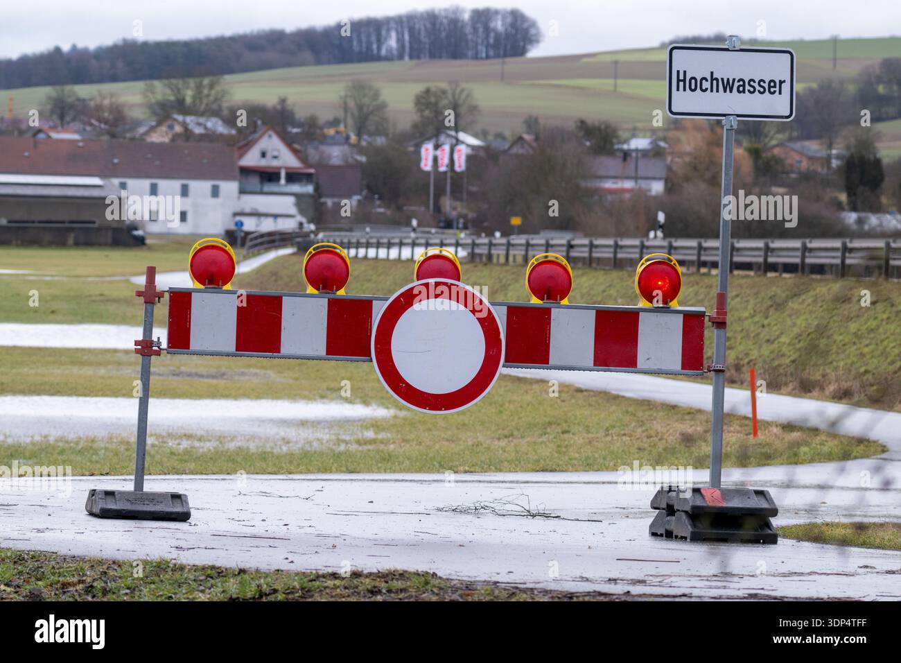 13 February 2026, Bavaria, Kaltenbrunn: A footpath and cycle path on ...