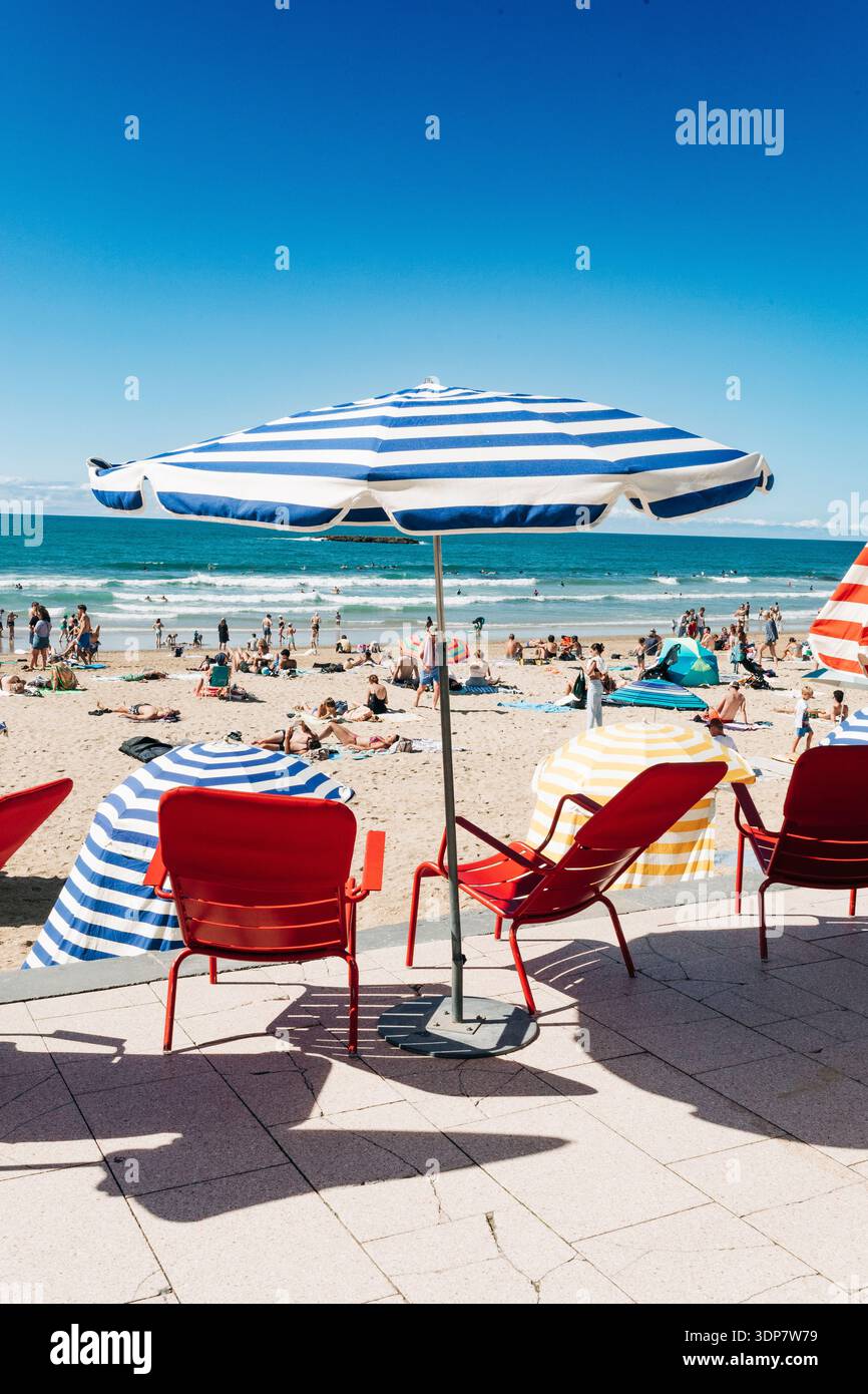 Busy beach scene hi-res stock photography and images - Alamy