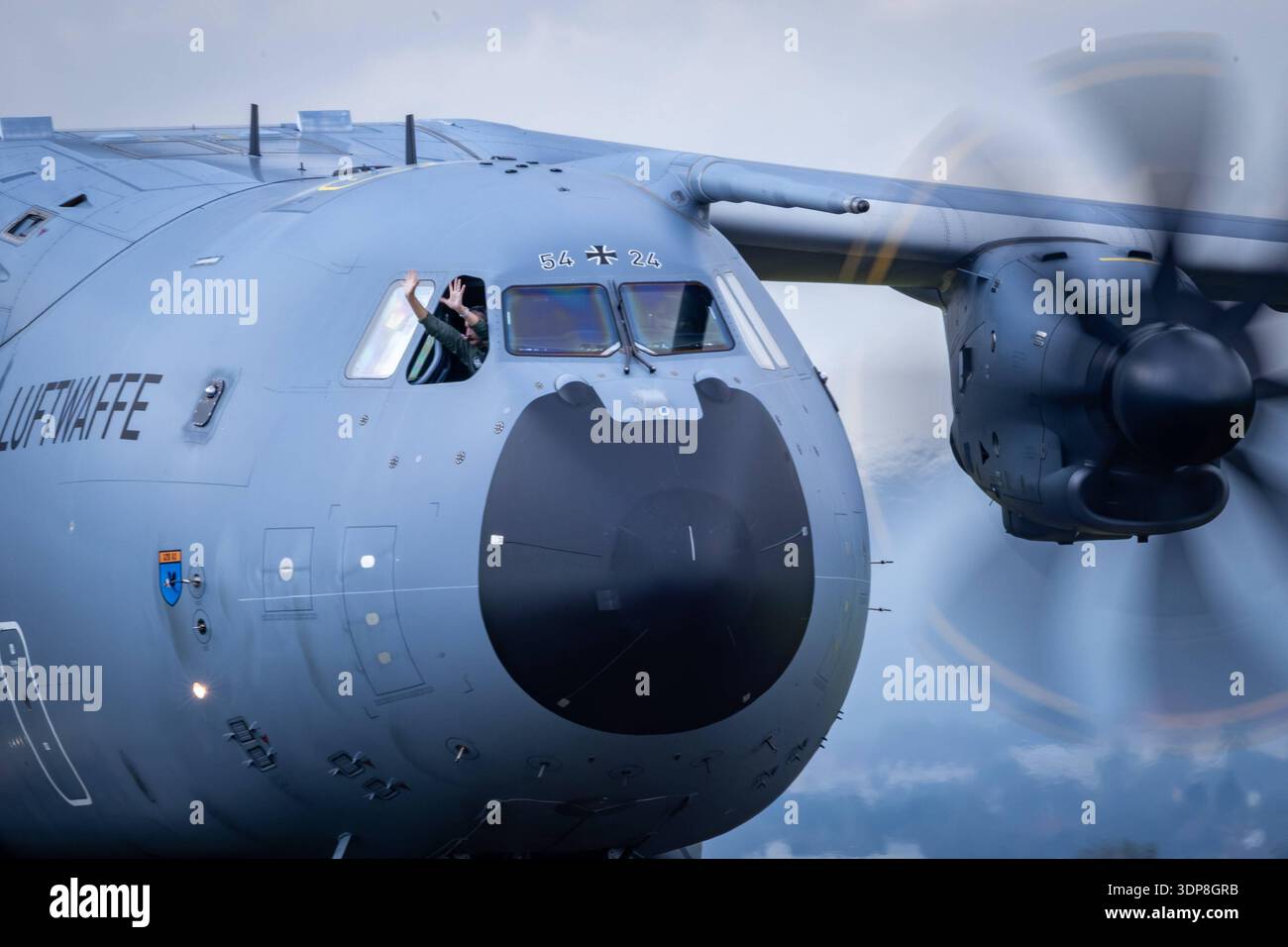 Ein Airbus A400M Militaertransporter nach einer Vorfuehrung, der Co ...