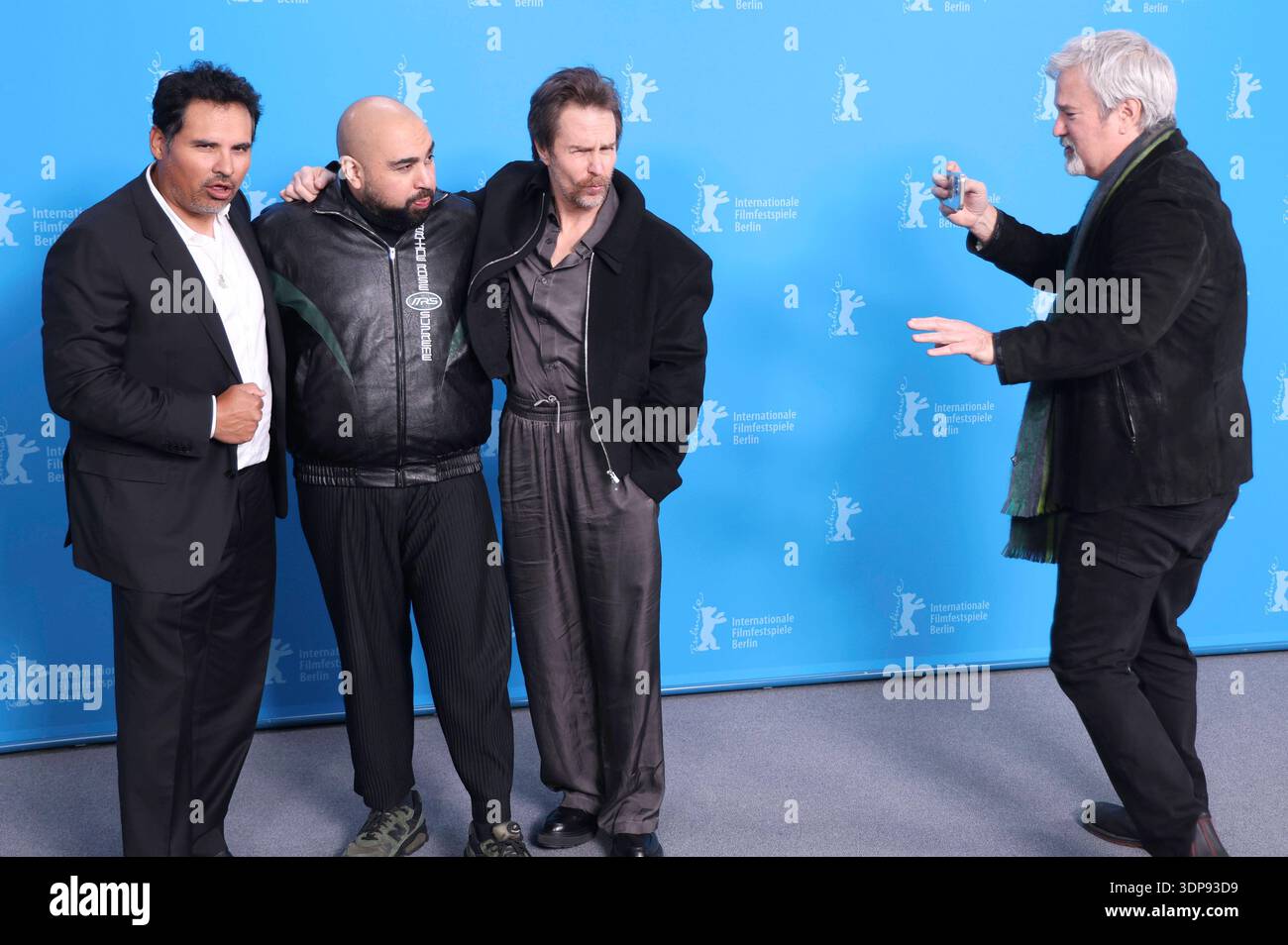 Michael Pena, Asim Chaudhry, Sam Rockweli und Gore Verbinski beim ...