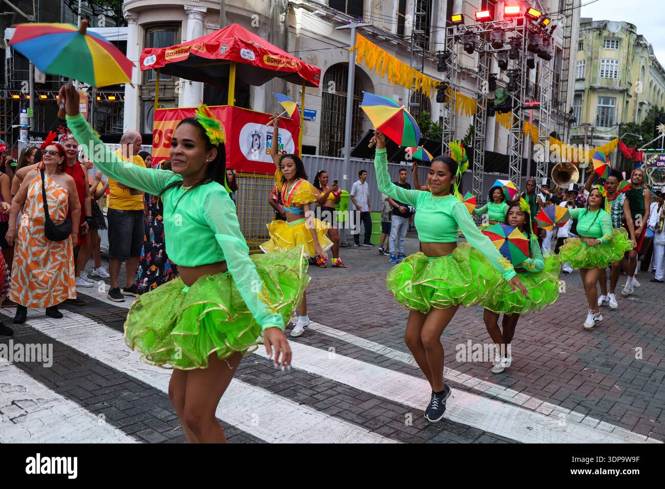 PE - RECIFE - 02/13/2026 - RECIFE CARNIVAL, MOVEMENT OF REVELERS ...