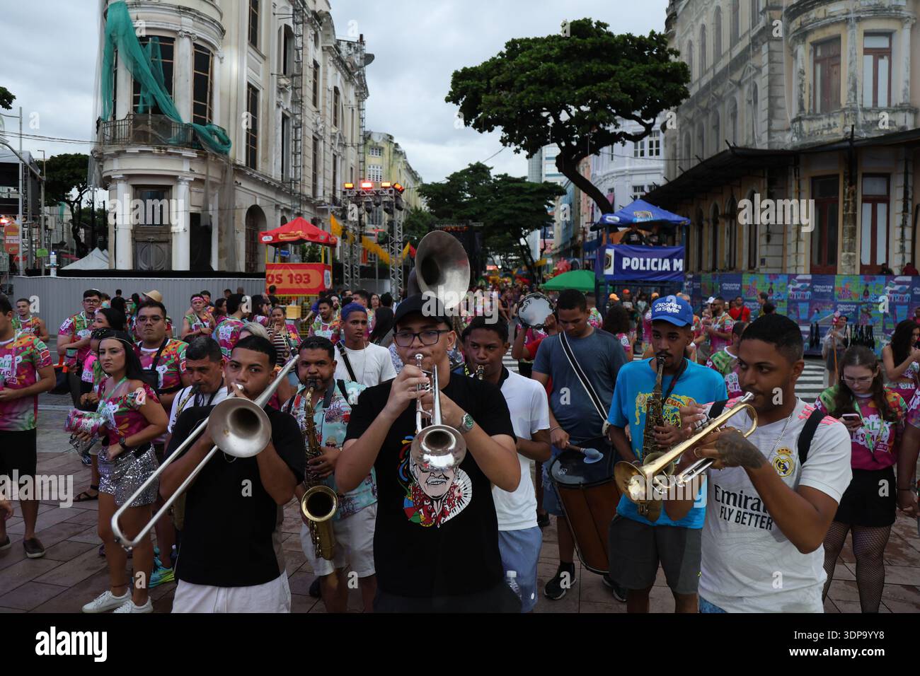 PE - RECIFE - 02/13/2026 - RECIFE CARNIVAL, MOVEMENT OF REVELERS ...