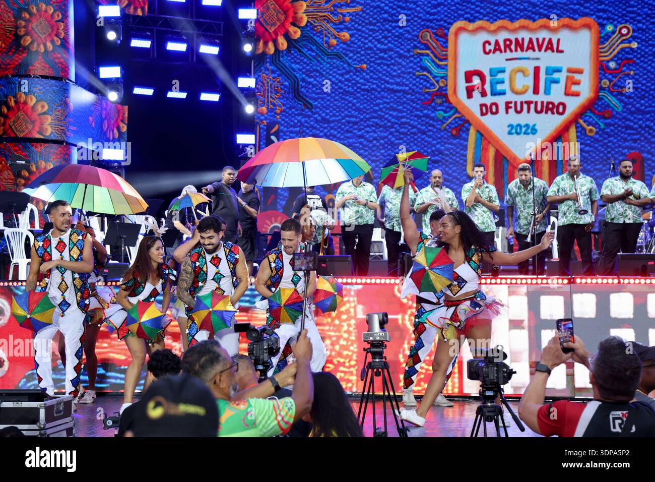 PE - RECIFE - 02/13/2026 - RECIFE CARNIVAL, MOVEMENT OF REVELERS ...