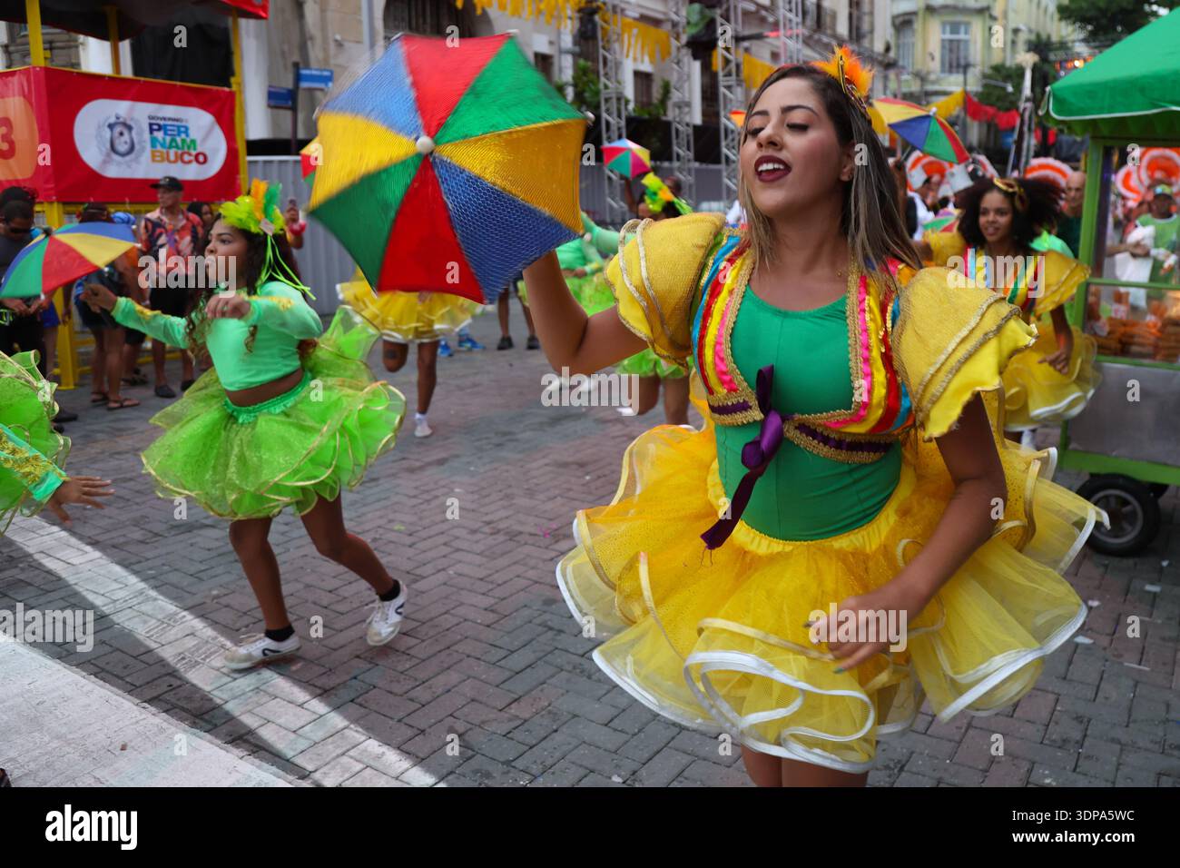 PE - RECIFE - 02/13/2026 - RECIFE CARNIVAL, MOVEMENT OF REVELERS ...