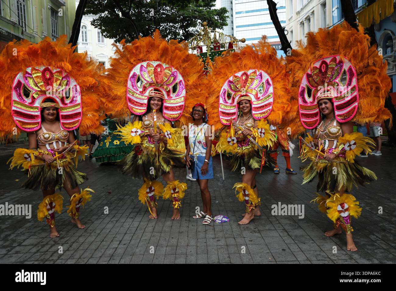 PE - RECIFE - 02/13/2026 - RECIFE CARNIVAL, MOVEMENT OF REVELERS ...