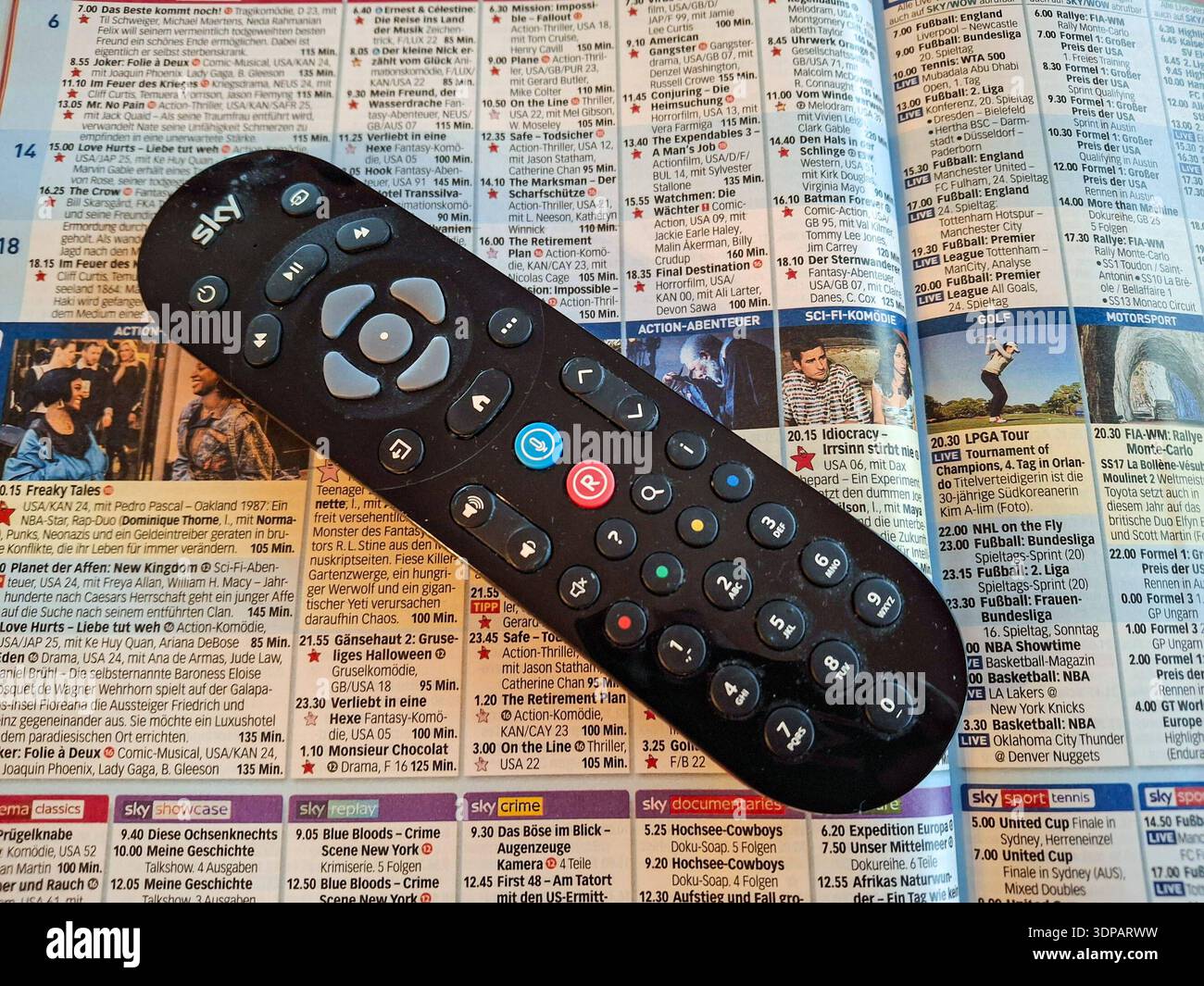 Sky Fernbedienung auf einer TV Zeitung *** Sky remote control on a TV ...